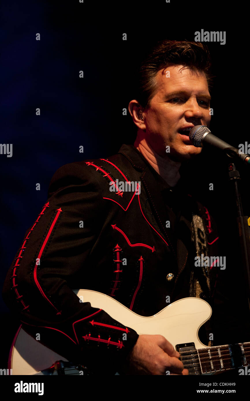 Trak live lounge bar hi-res stock photography and images - Alamy