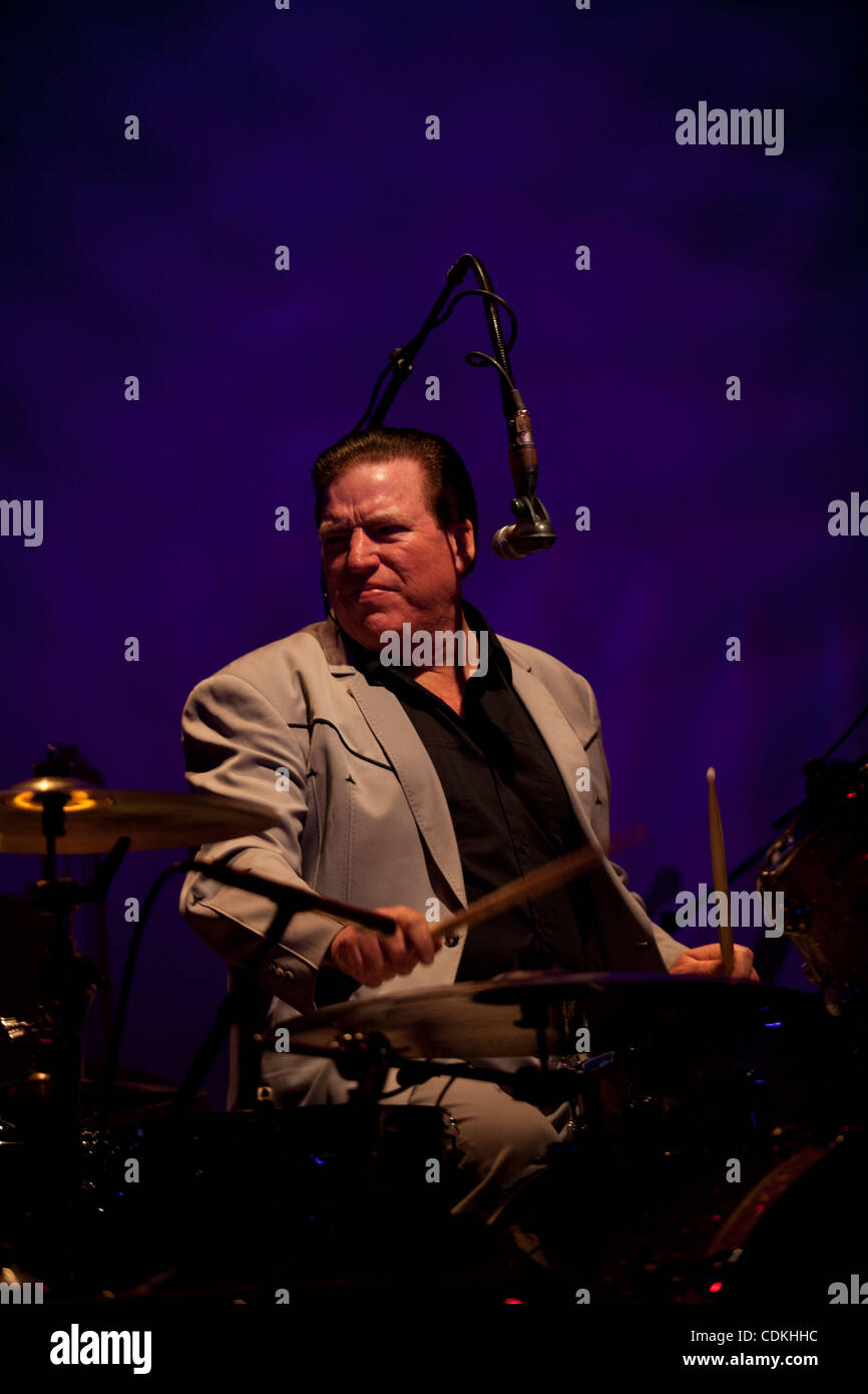 Chris Isaak's drummer KENNEY DALE JOHNSON performing live at Trak ...