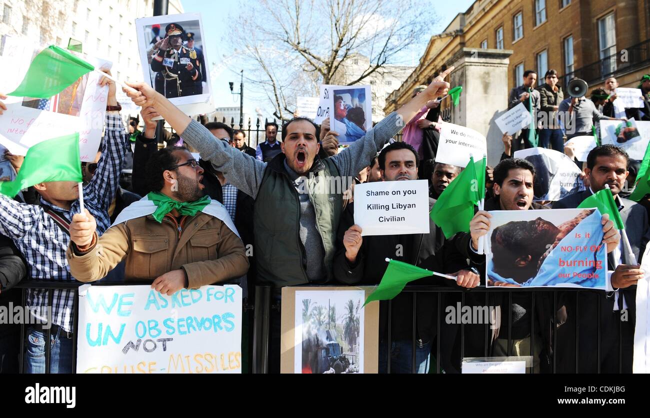 Muslim demonstrators hi-res stock photography and images - Alamy