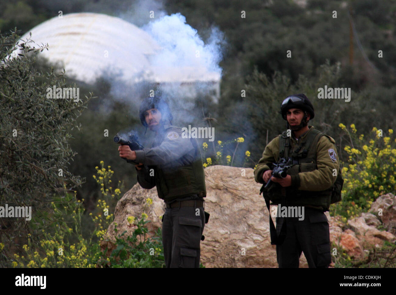 Israeli border policemen fire tear gas canisters towards Palestinian ...