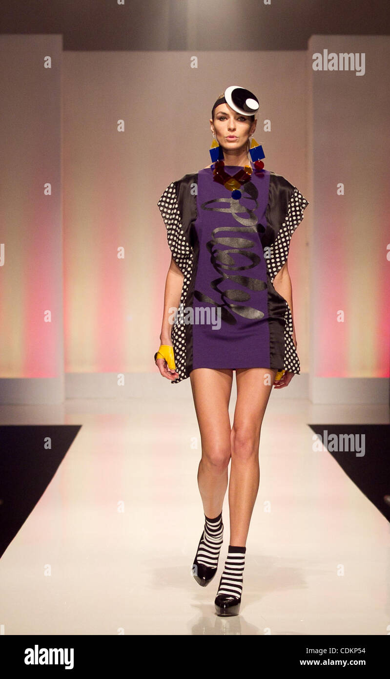Mondo guerra fashion hi-res stock photography and images - Alamy