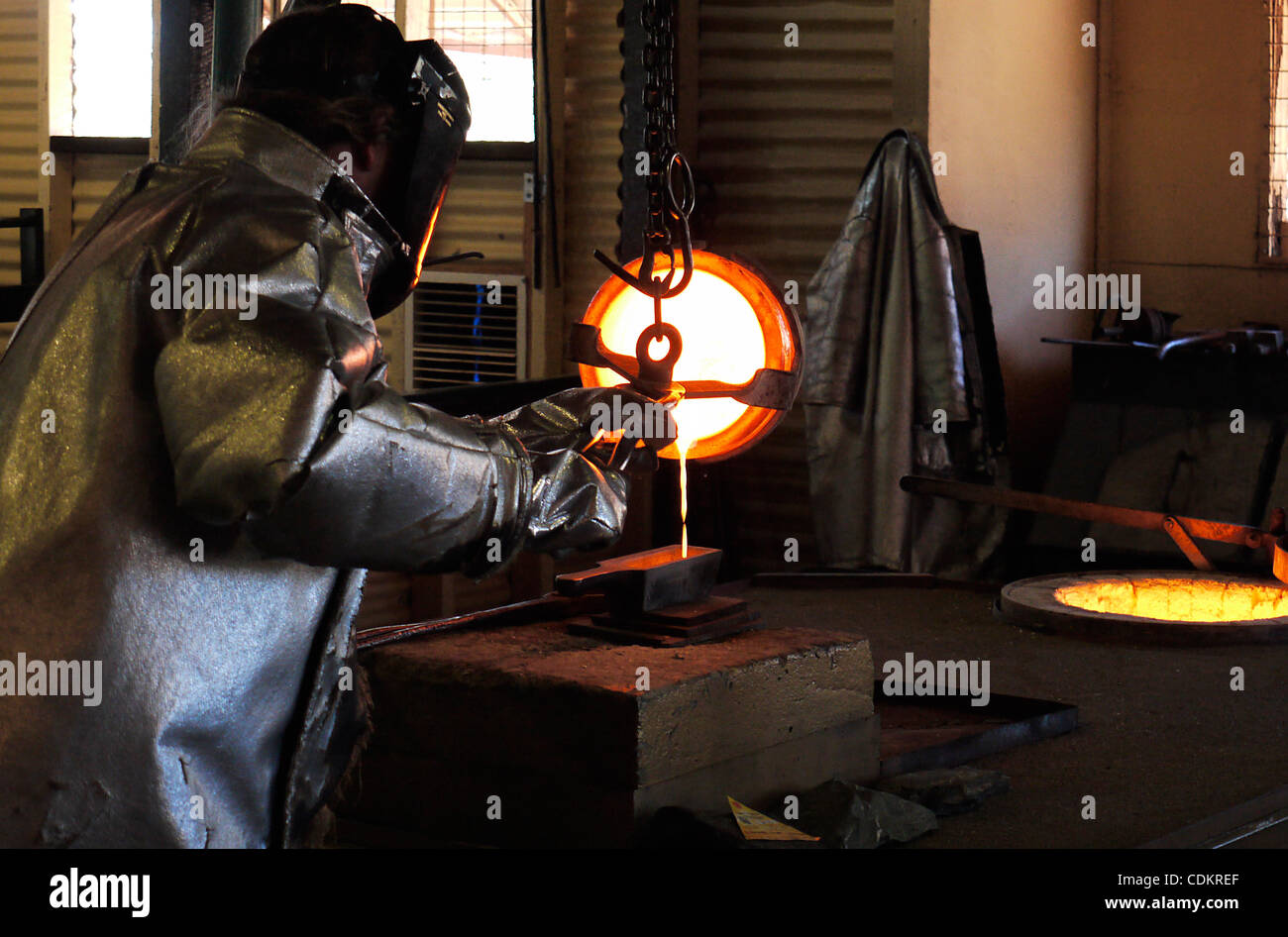 Gold molten bar hi-res stock photography and images - Alamy