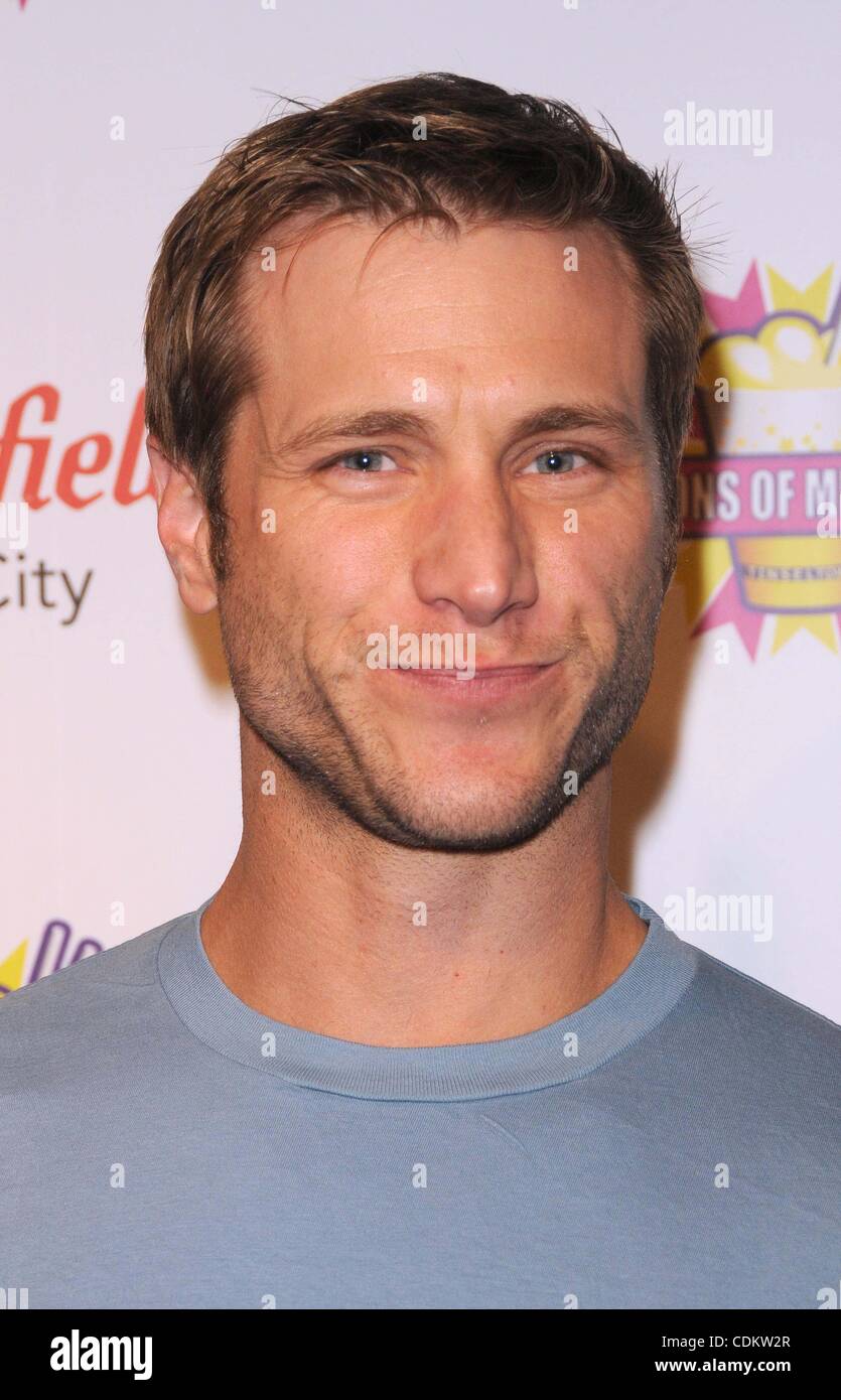 Mar. 26, 2011 - Hollywood, California, U.S. - Jake Pavelka creates his ...