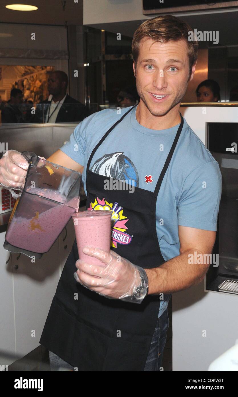 Mar. 26, 2011 - Hollywood, California, U.S. - Jake Pavelka creates his ...