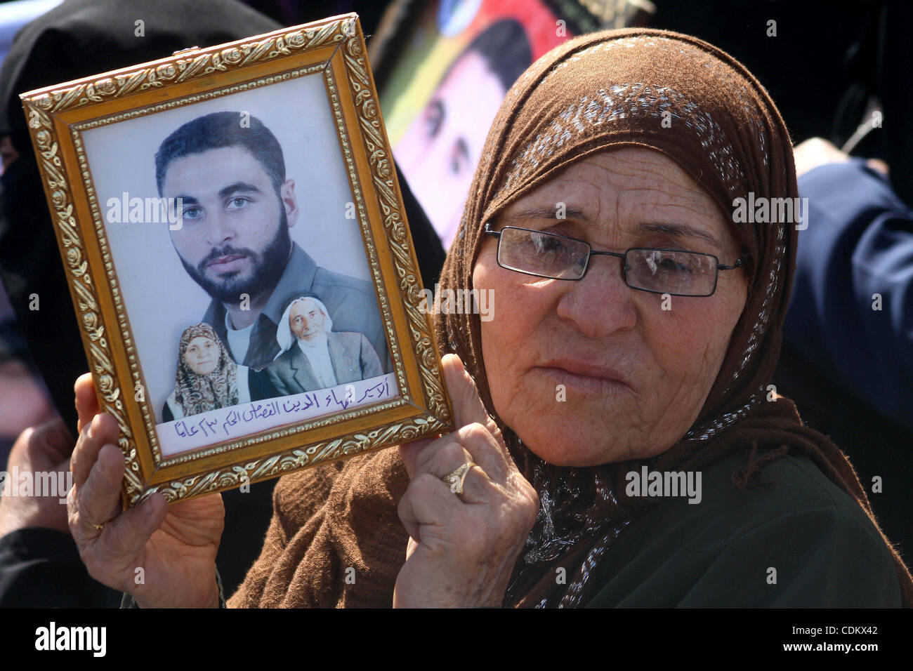 Palestinians women hold pictures of their prisoned relatives in Israeli ...