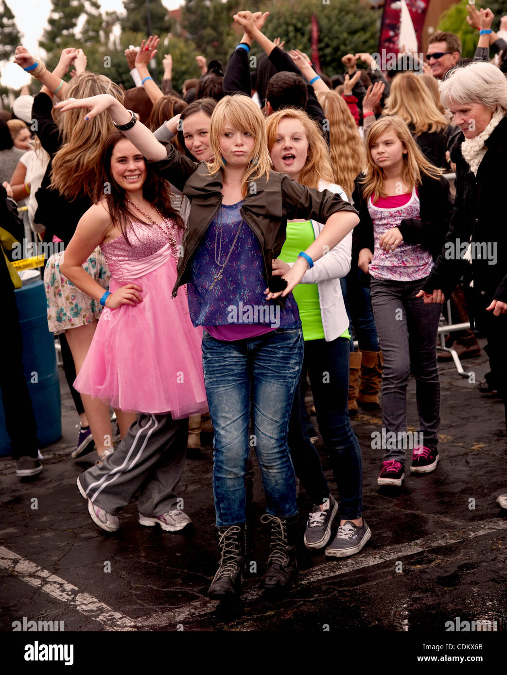 Mar. 27, 2011 - Los Angeles, California, USA - Wannabe stars wait for ...