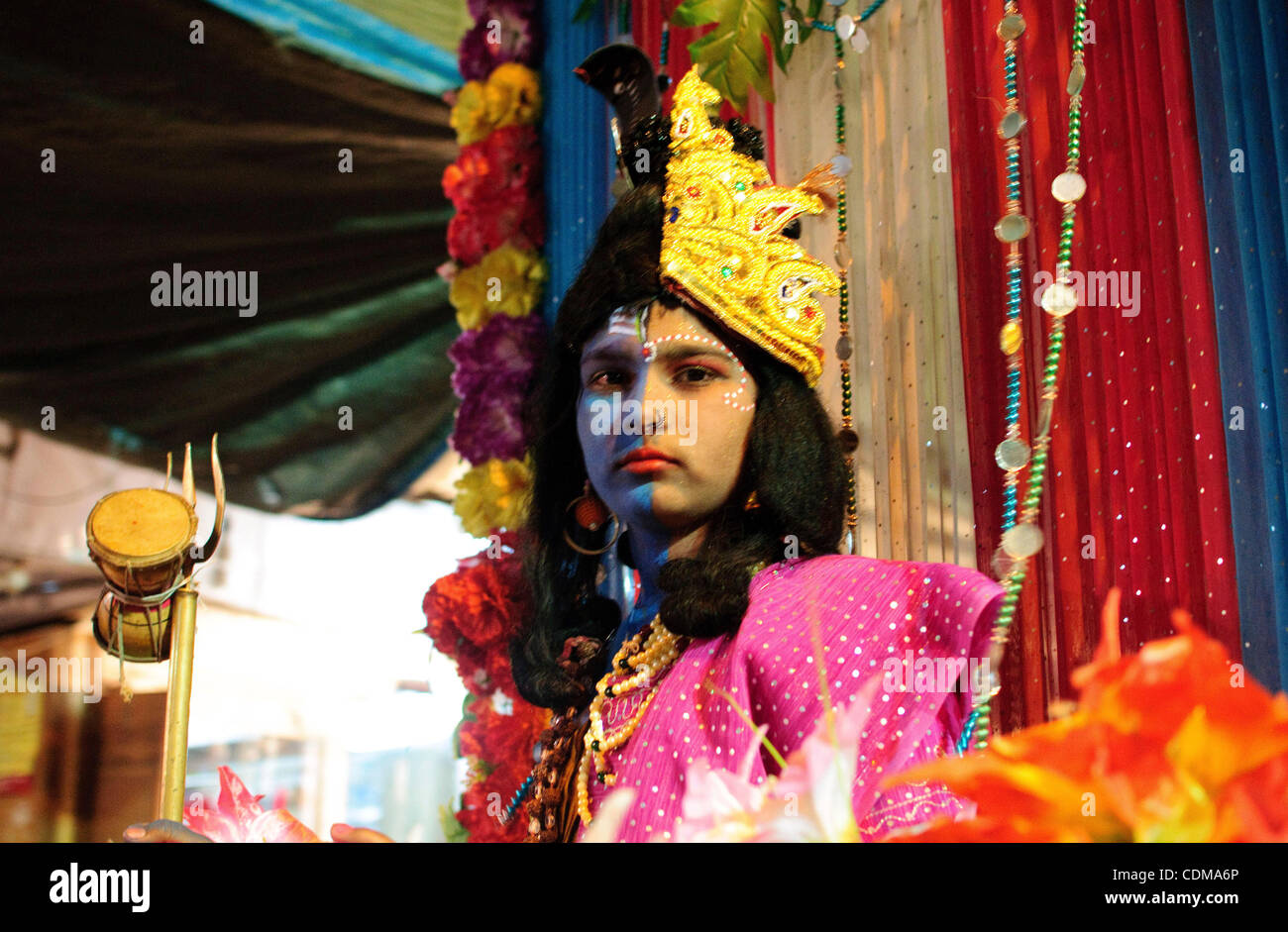 Apr 03, 2011 - Pushkar, Rajasthan, India - A kid dresses up as half ...