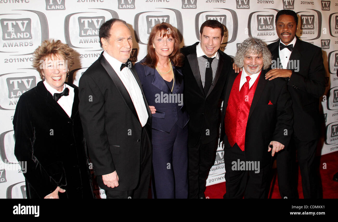Apr. 10, 2011 - New York, New York, U.S. - The cast of 'WELCOME BACK ...