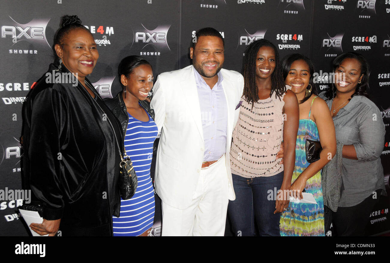 Anthony anderson scream 4 premiere hi-res stock photography and images ...