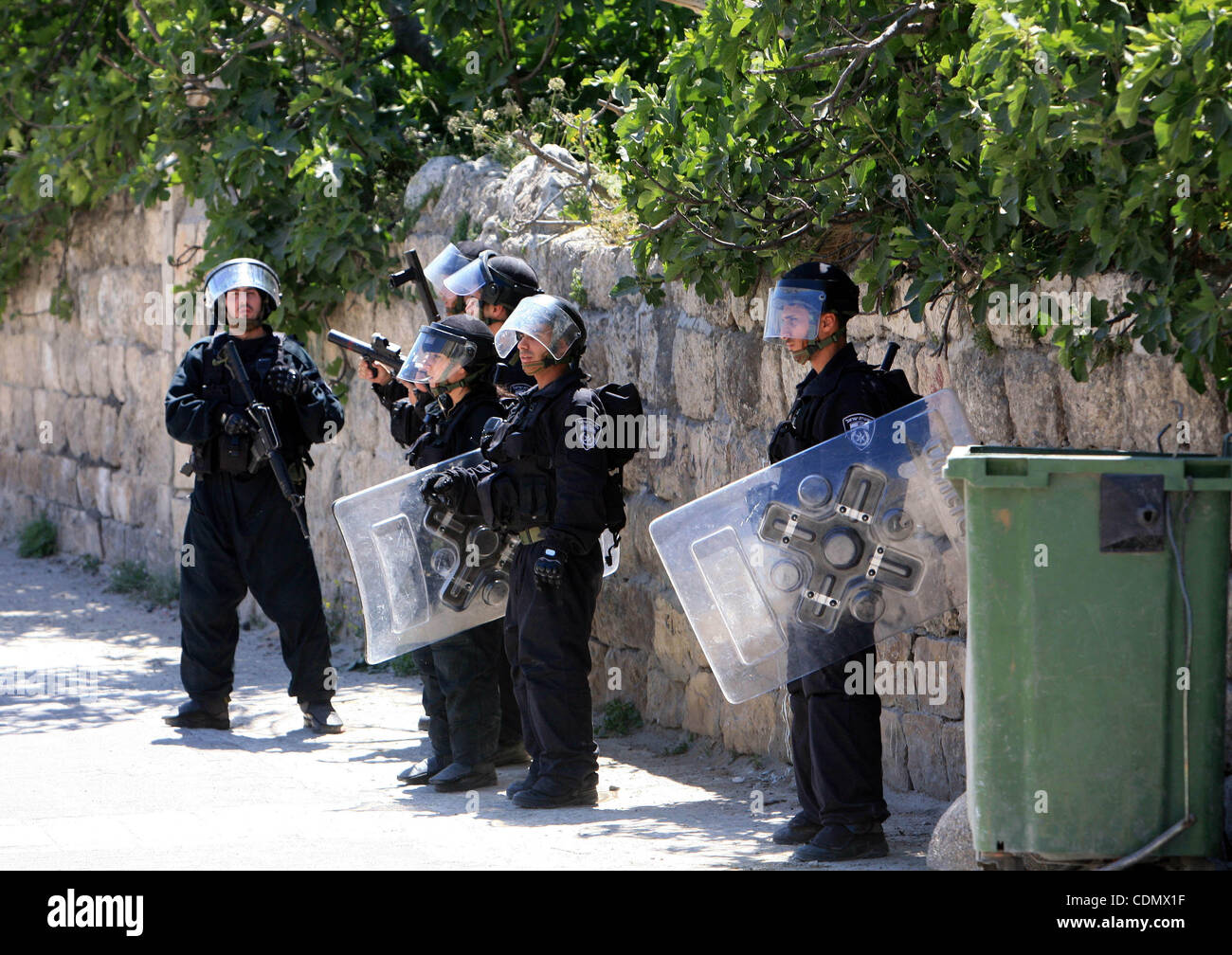 Israeli riot policemen take position in the east Jerusalem neighborhood ...