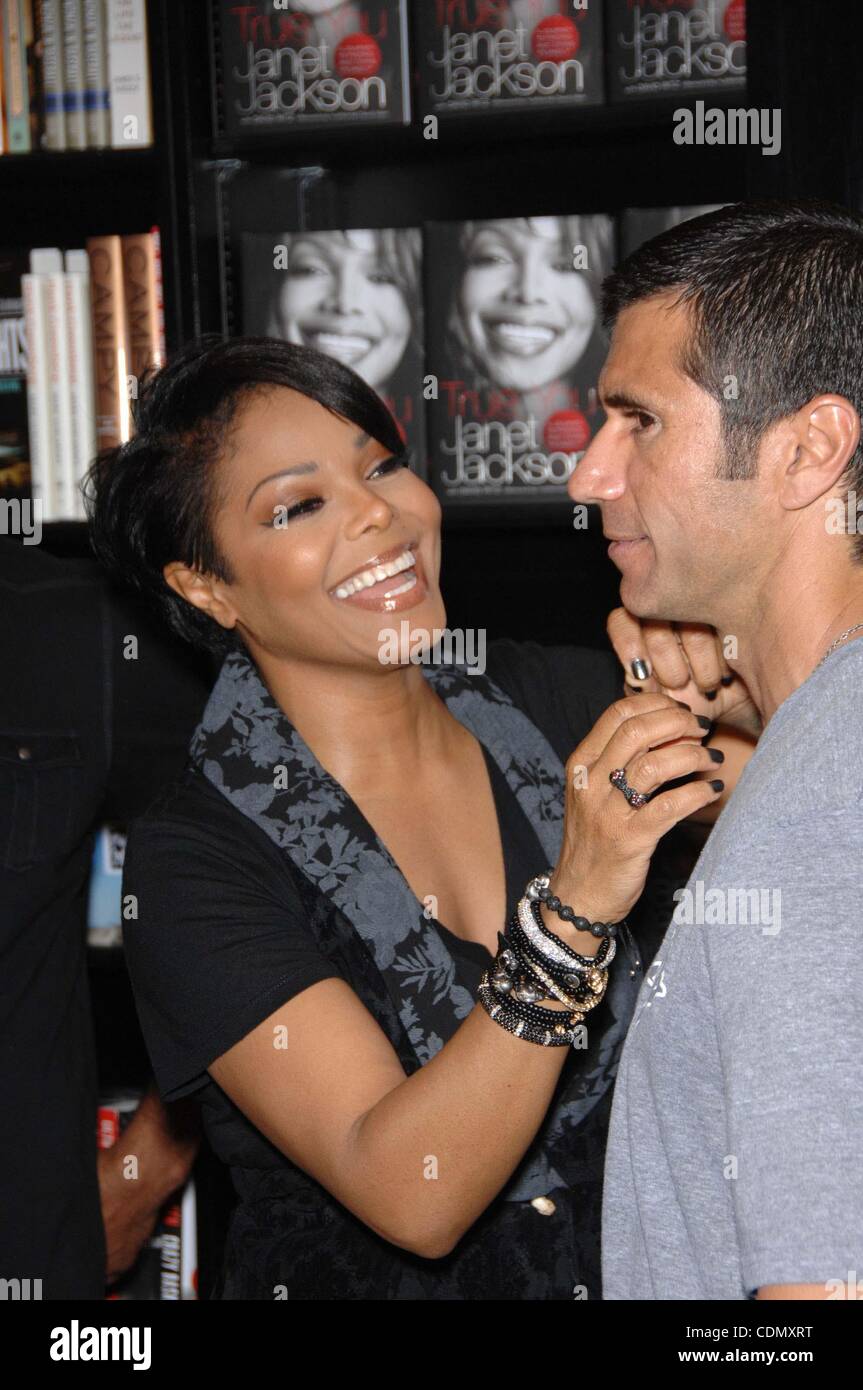 Apr. 15, 2011 - Hollywood, California, U.S. - Janet Jackson signs her ...