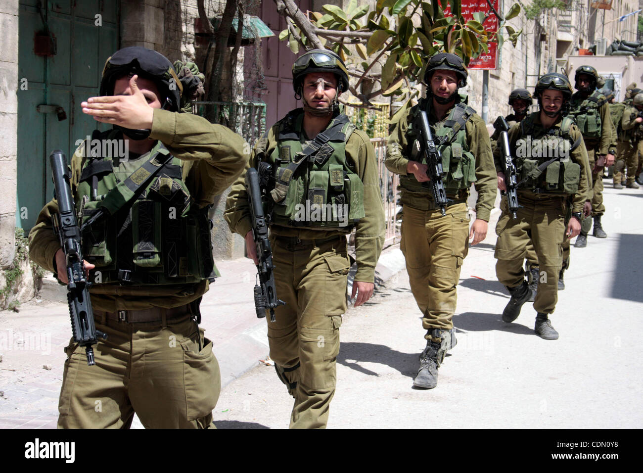 Israeli soldiers guard jewish settlers hi-res stock photography and ...