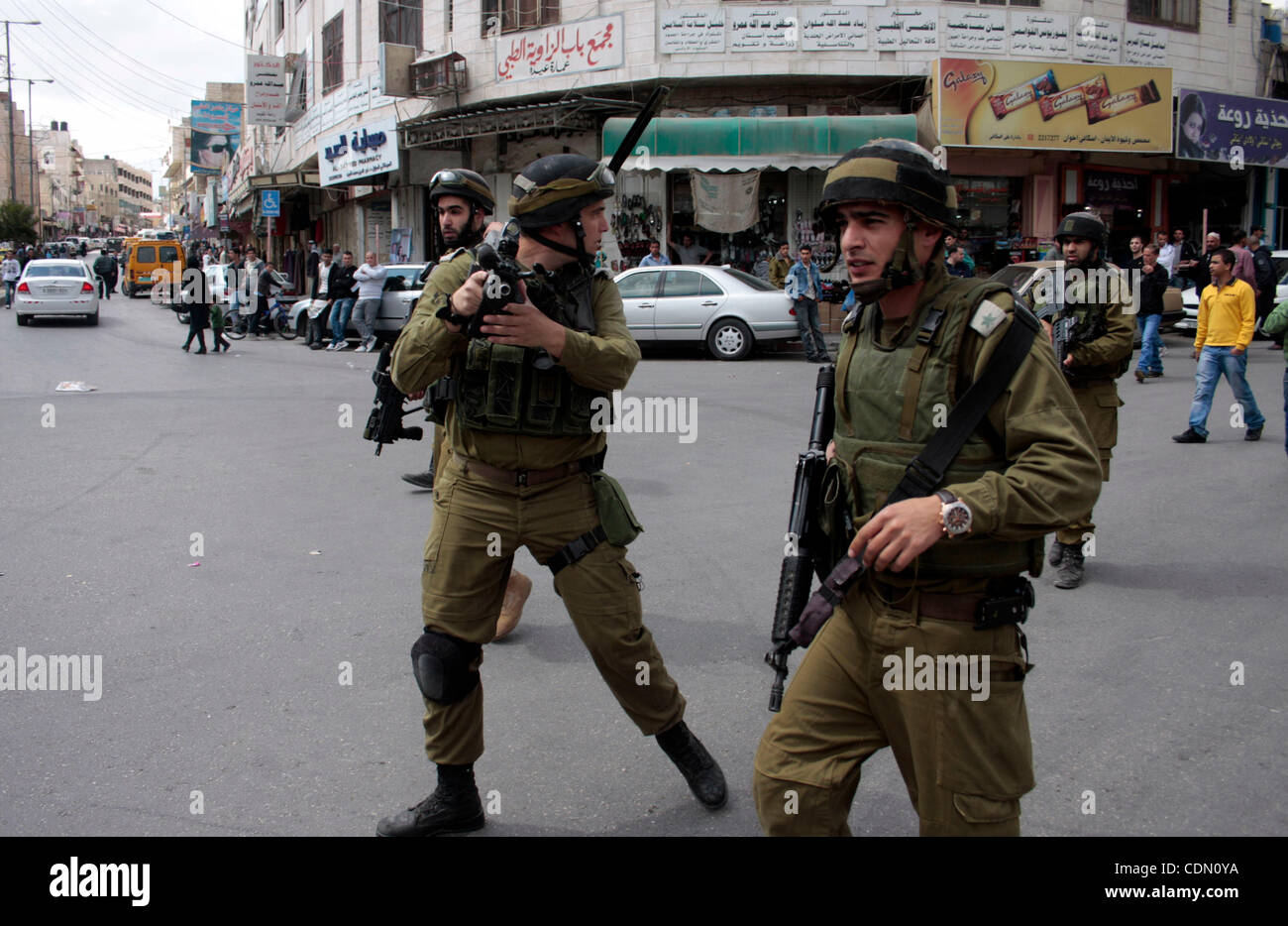 Israeli soldiers guard jewish settlers hi-res stock photography and ...