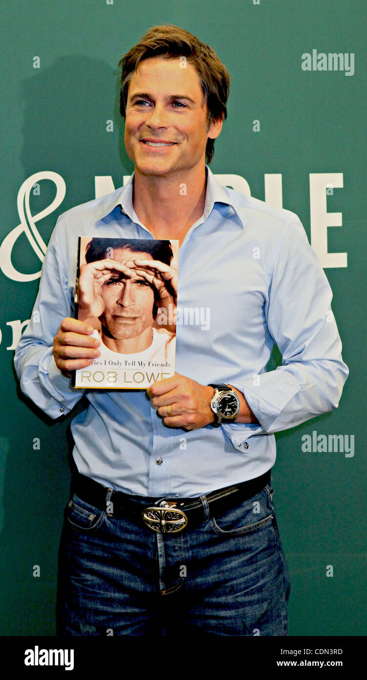 Stories tell friends hi-res stock photography and images - Alamy