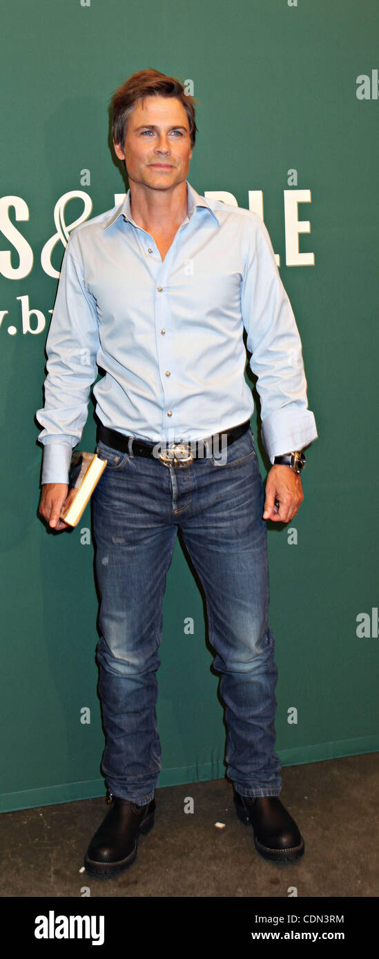 Stories tell friends hi-res stock photography and images - Alamy