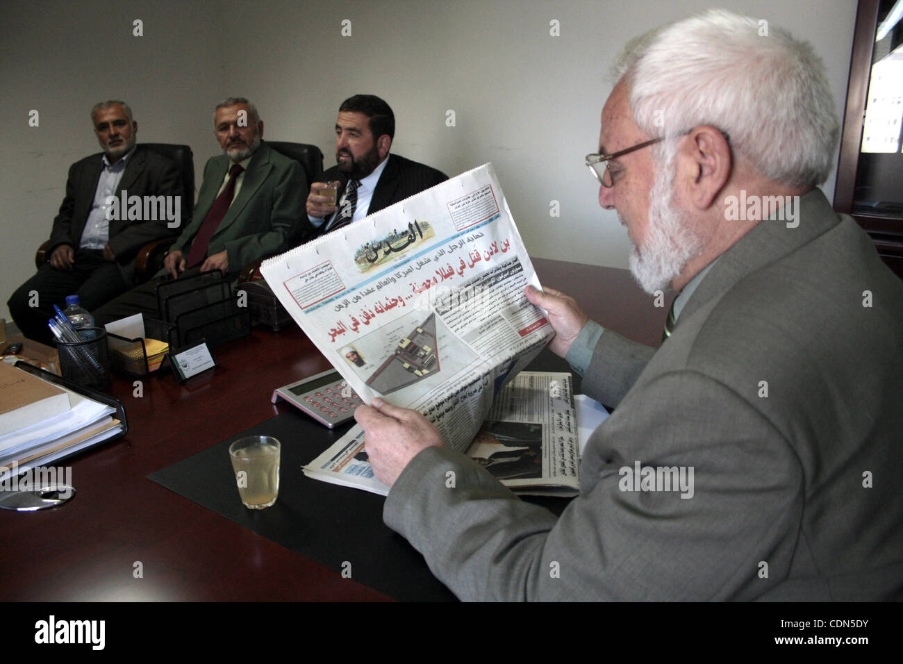 Palestinian parliament spokesman, Aziz Dweik meets with Hamas members ...