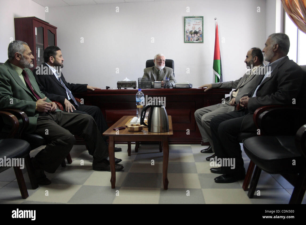Palestinian parliament spokesman, Aziz Dweik meets with Hamas members ...