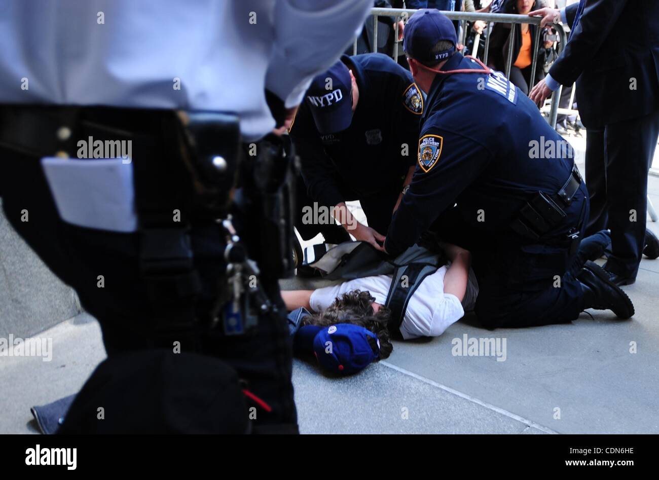 May 5, 2011 - Manhattan, New York, U.S. - With weapons drawn the NYPD ...