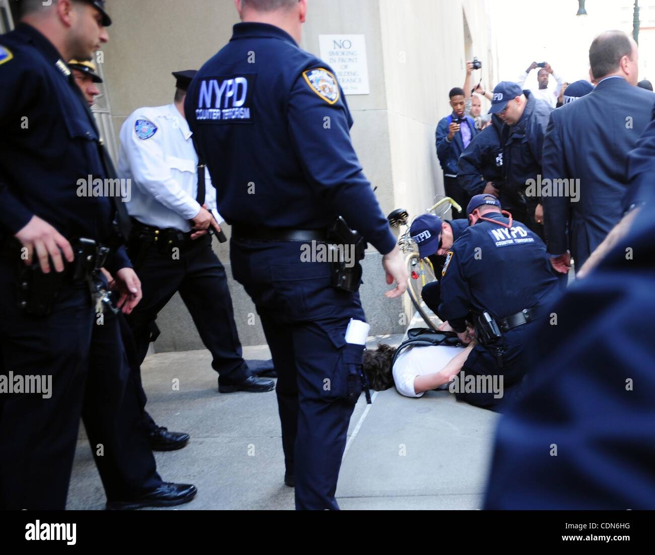 May 5, 2011 - Manhattan, New York, U.S. - With weapons drawn the NYPD ...