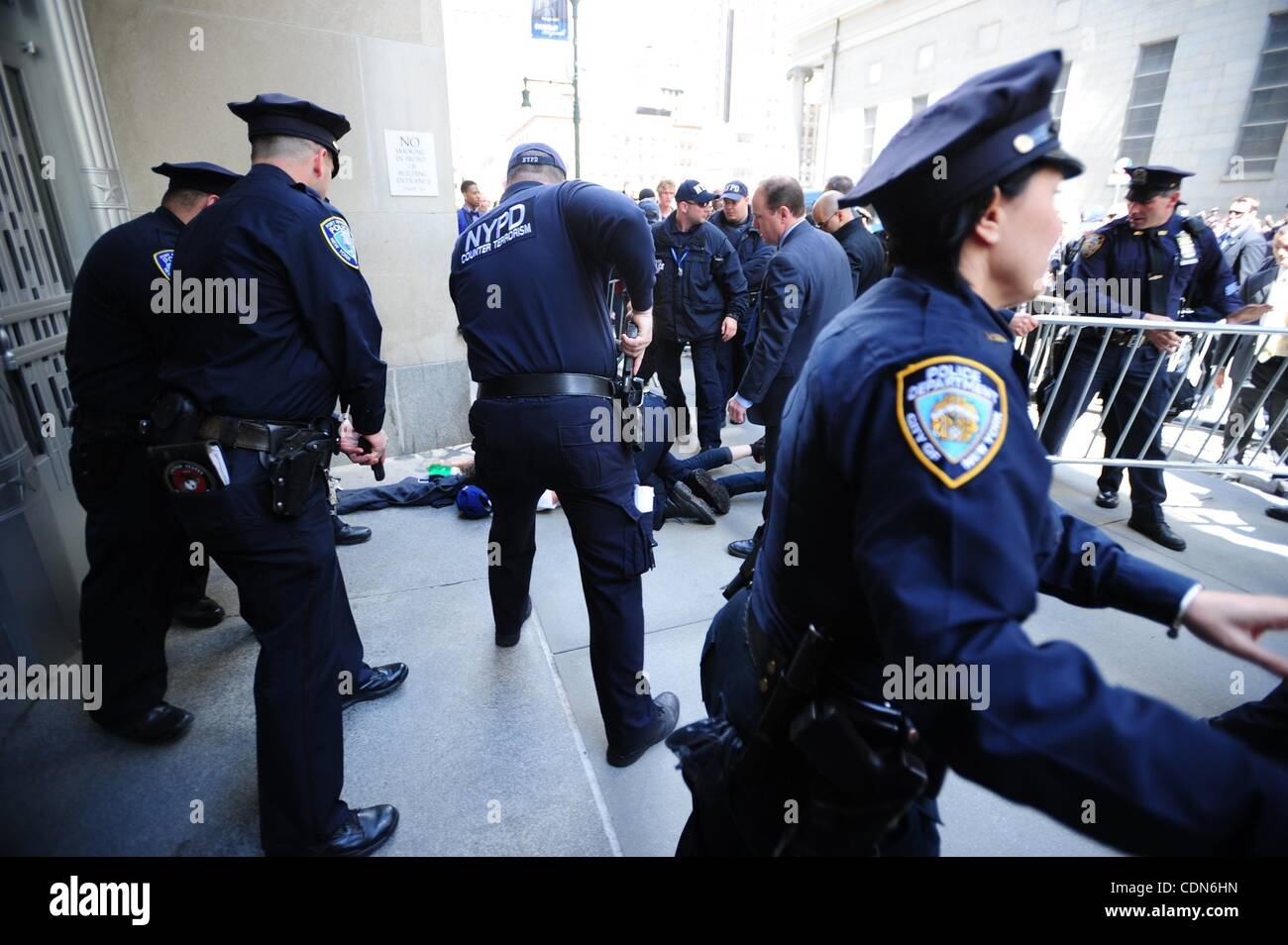 May 5, 2011 - Manhattan, New York, U.S. - With weapons drawn the NYPD ...
