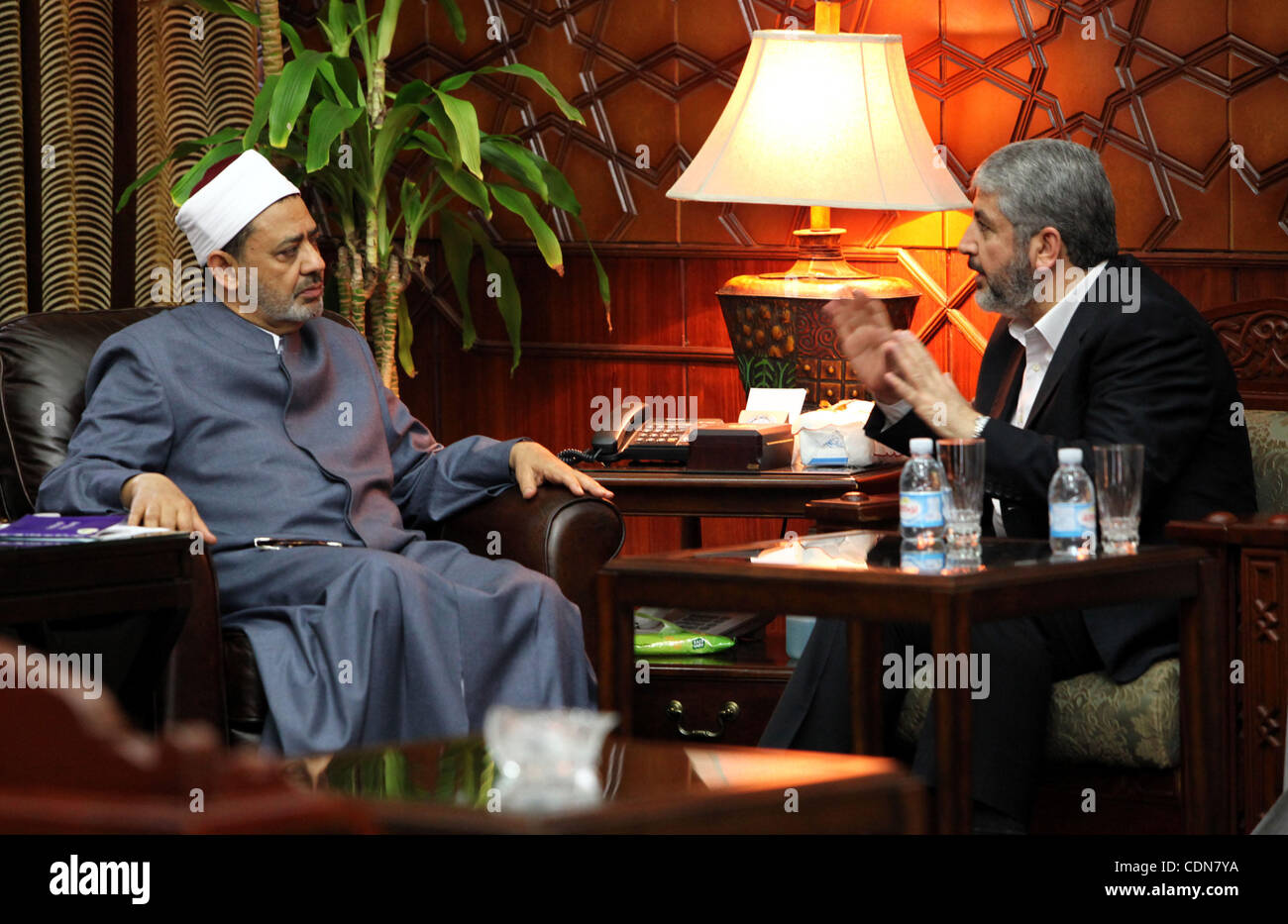 Senior Hamas leader Khaled Mashaal meets with Egyptian Al-Azhar sheikh ...