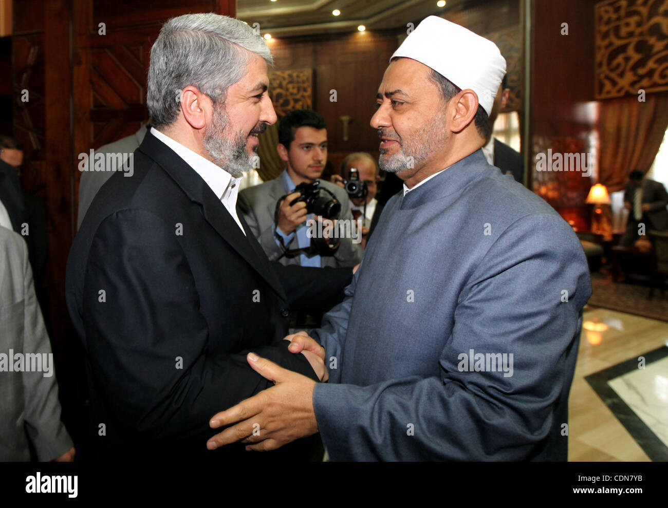 Senior Hamas leader Khaled Mashaal meets with Egyptian Al-Azhar sheikh ...