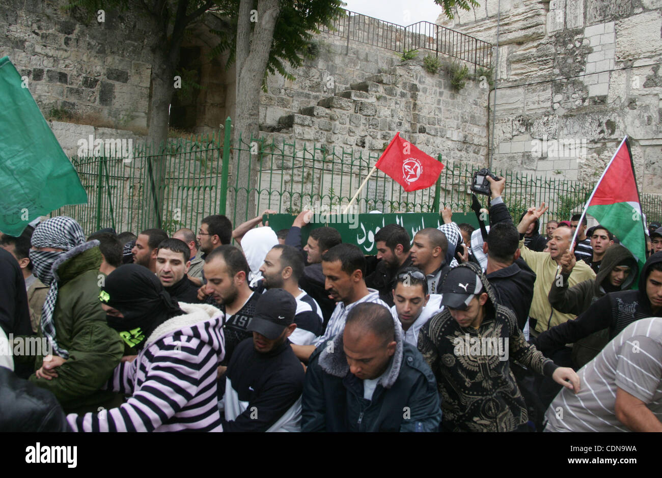 Palestinian mourners carry body 14 hi-res stock photography and images ...