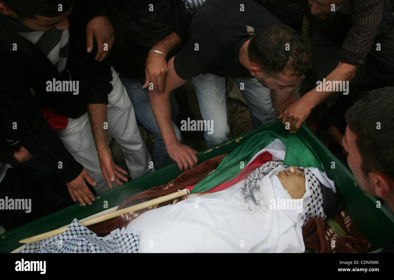 Palestinian mourners carry body 14 hi-res stock photography and images ...