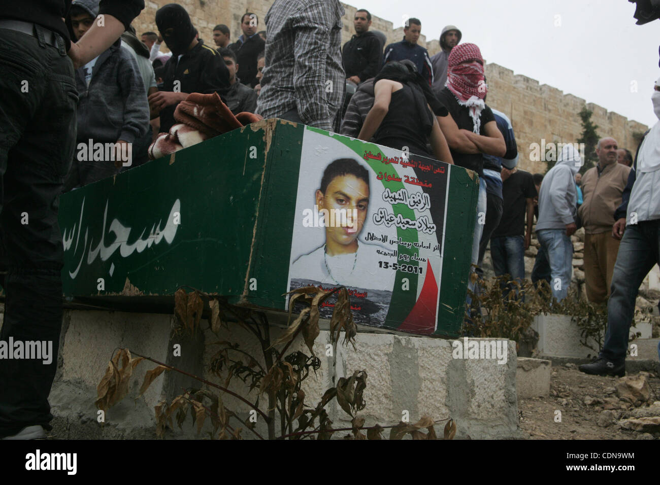 Palestinian mourners carry body 14 hi-res stock photography and images ...