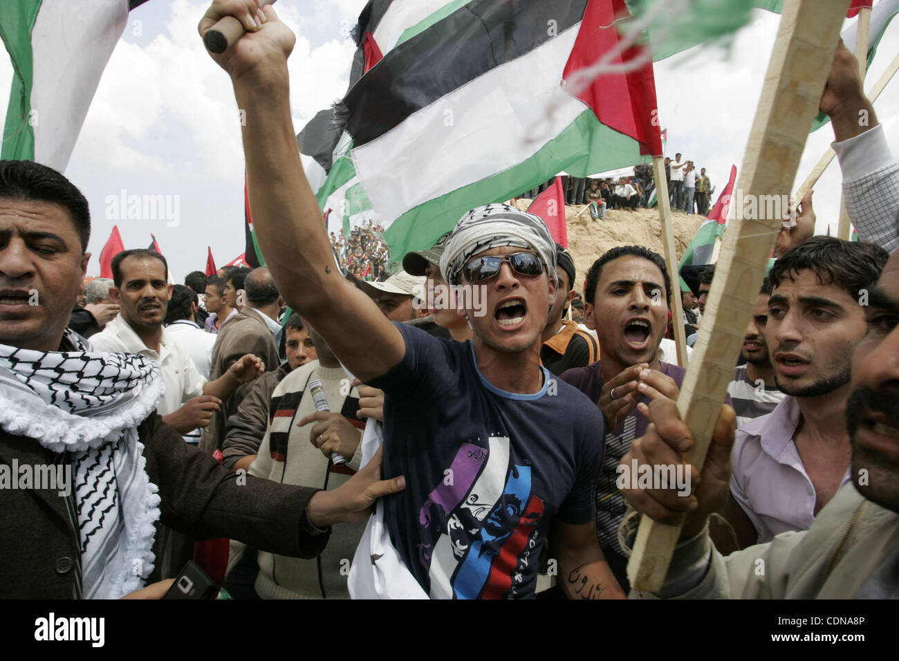 Palestinians rally along the Rafah border terminal between Egypt and ...