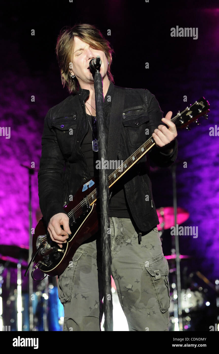 John rzeznik guitarist hi-res stock photography and images - Alamy