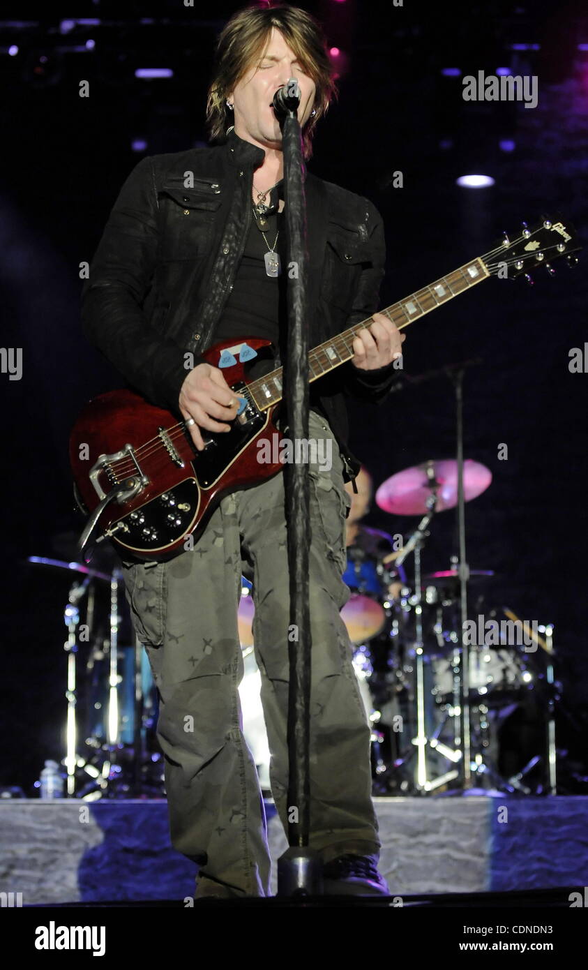 John Rzeznik, lead singer/guitarist and the Goo Goo Dolls performed a ...