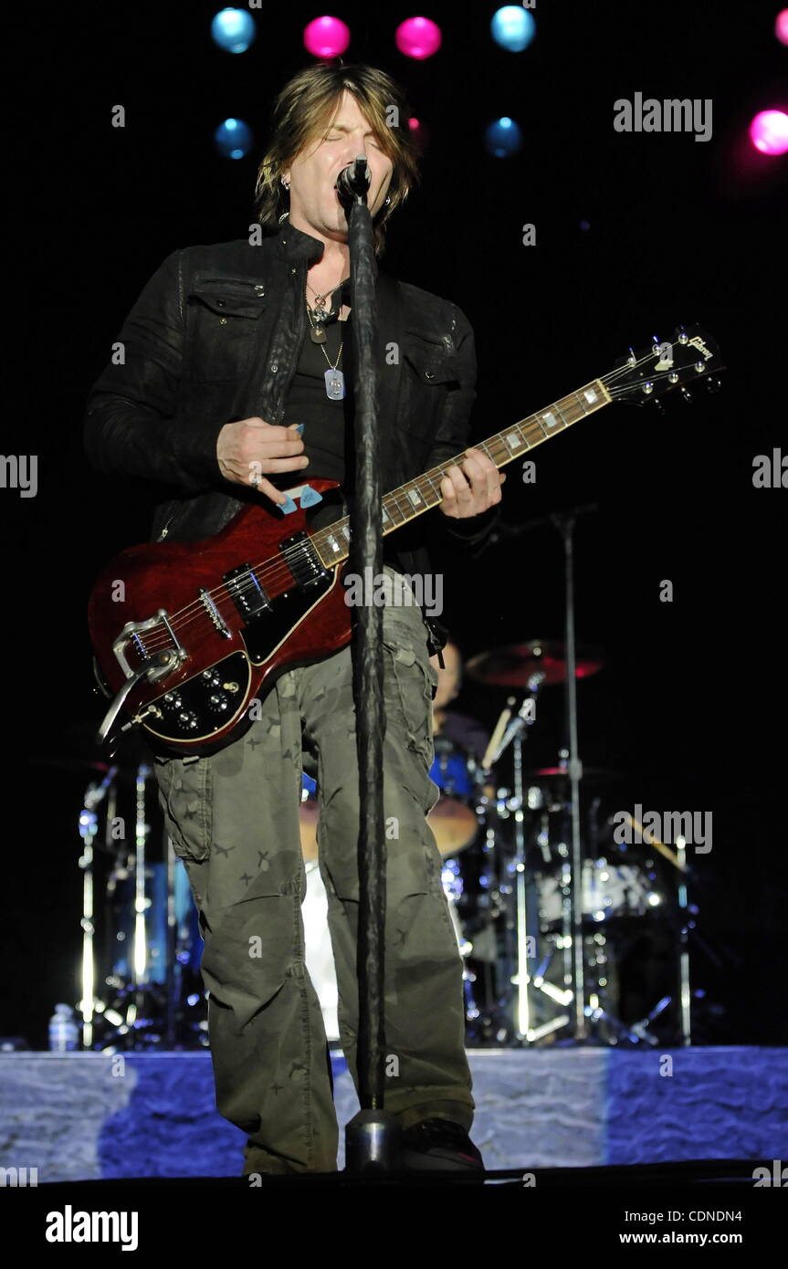 John Rzeznik, lead singer/guitarist and the Goo Goo Dolls performed a ...