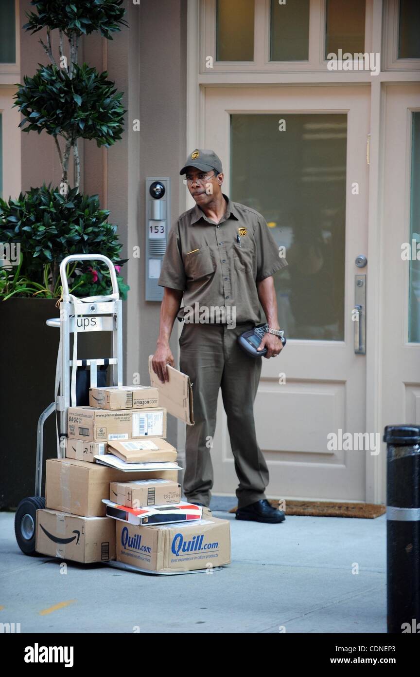 Ups delivery man hi-res stock photography and images - Alamy