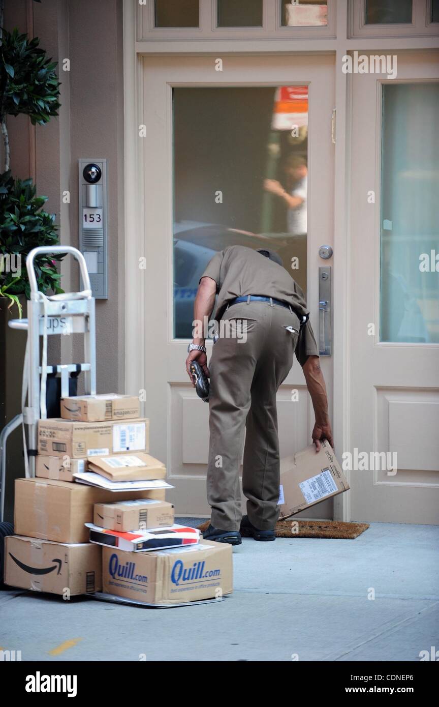 Ups delivery man hi-res stock photography and images - Alamy