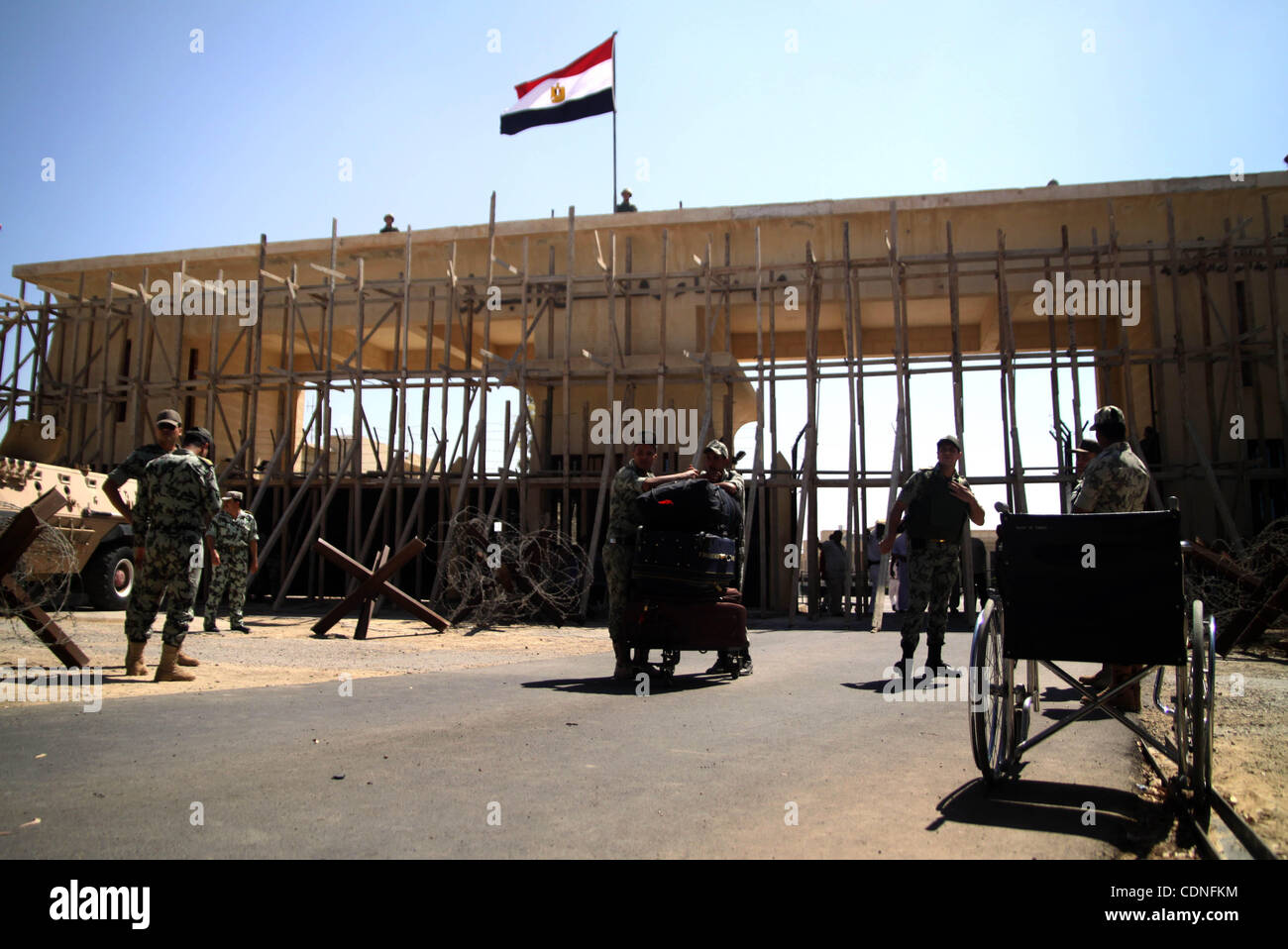 Egyptian soldiers help Palestinian passengers at the Rafah border ...