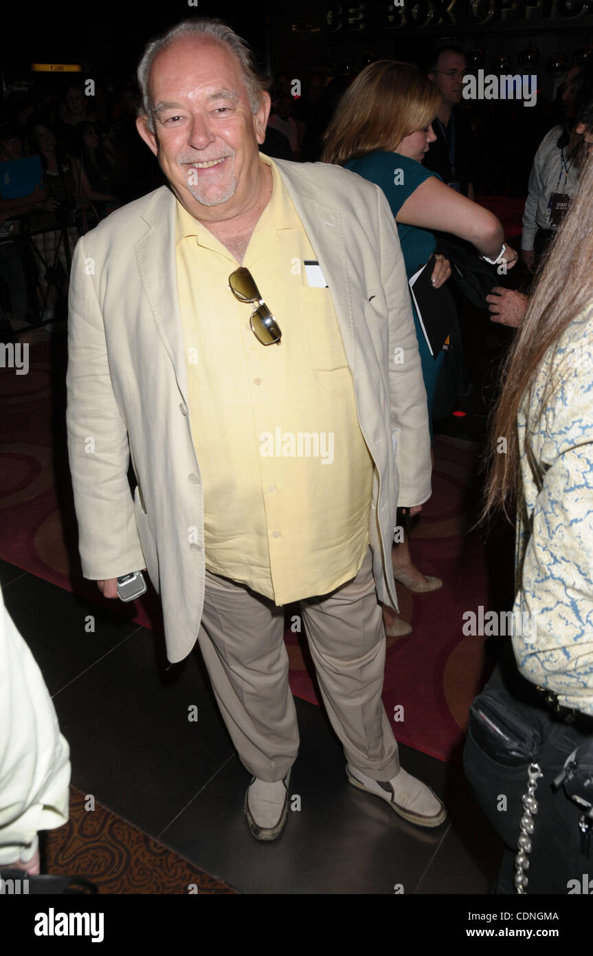 Robin leach hi-res stock photography and images - Alamy