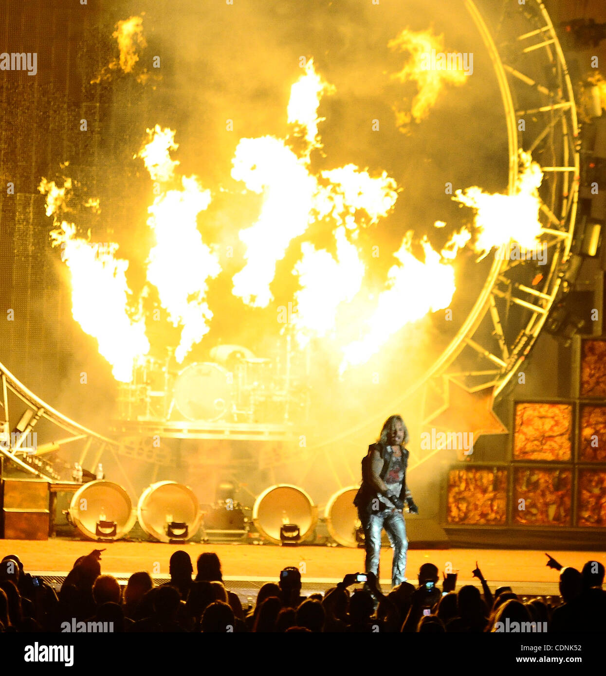 Lead singer vince neil hi-res stock photography and images - Alamy