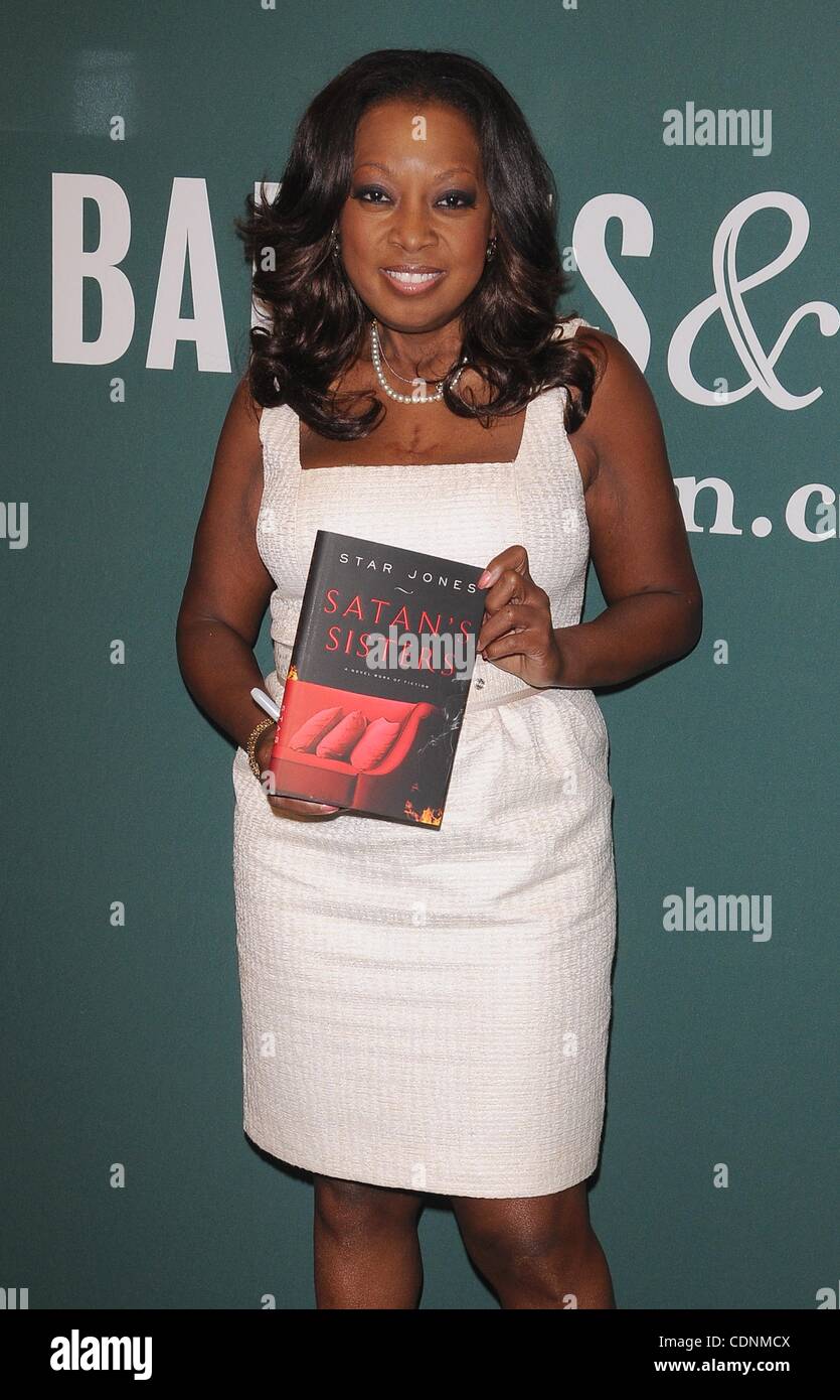June 18, 2011 - Hollywood, California, U.S. - Star Jones signs her book ...