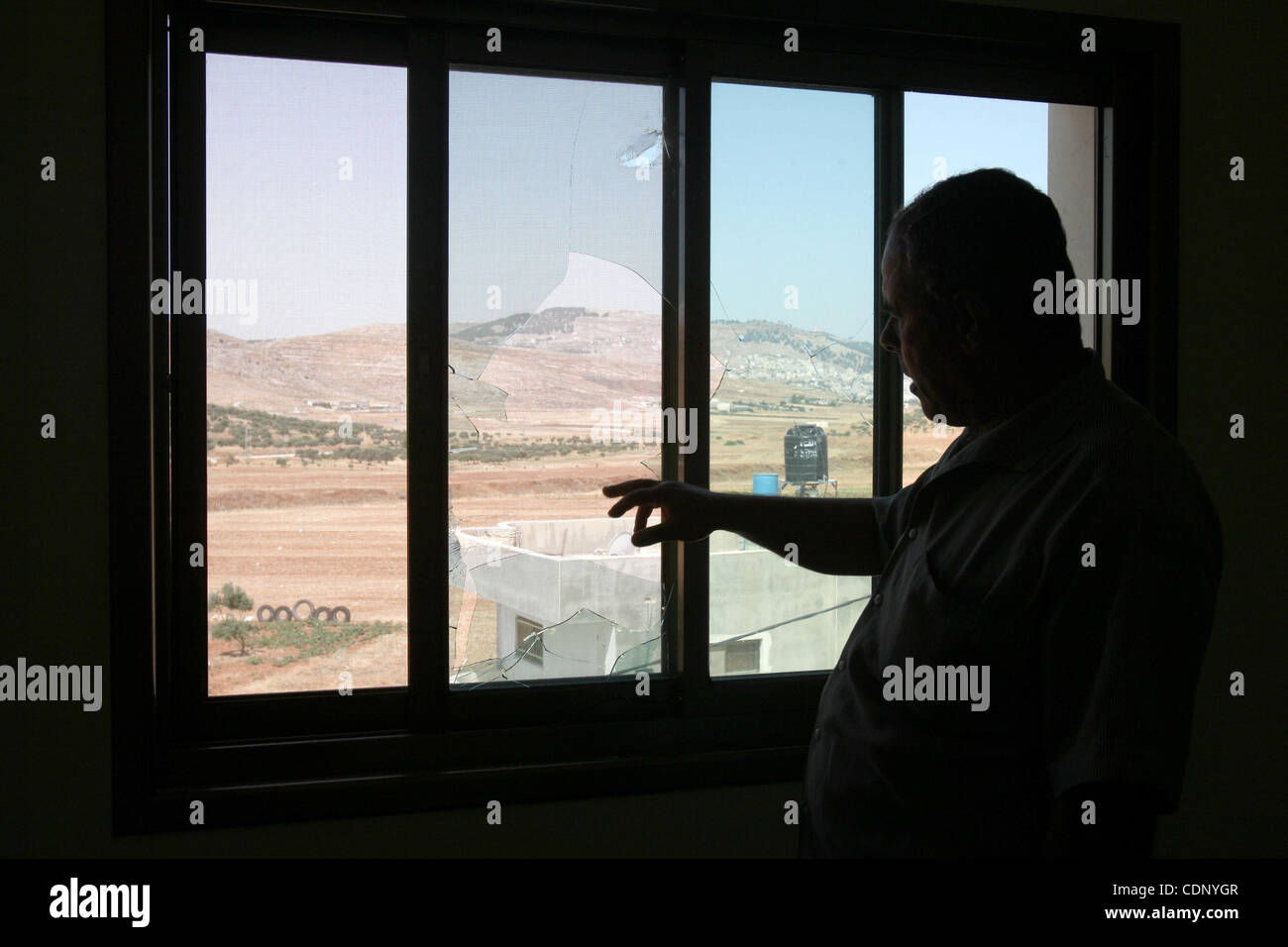 Palestinian stands hi-res stock photography and images - Alamy