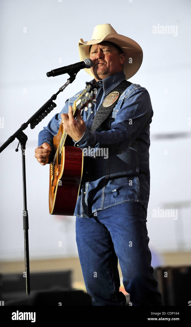 Tracy lawrence performed live concert hi-res stock photography and ...