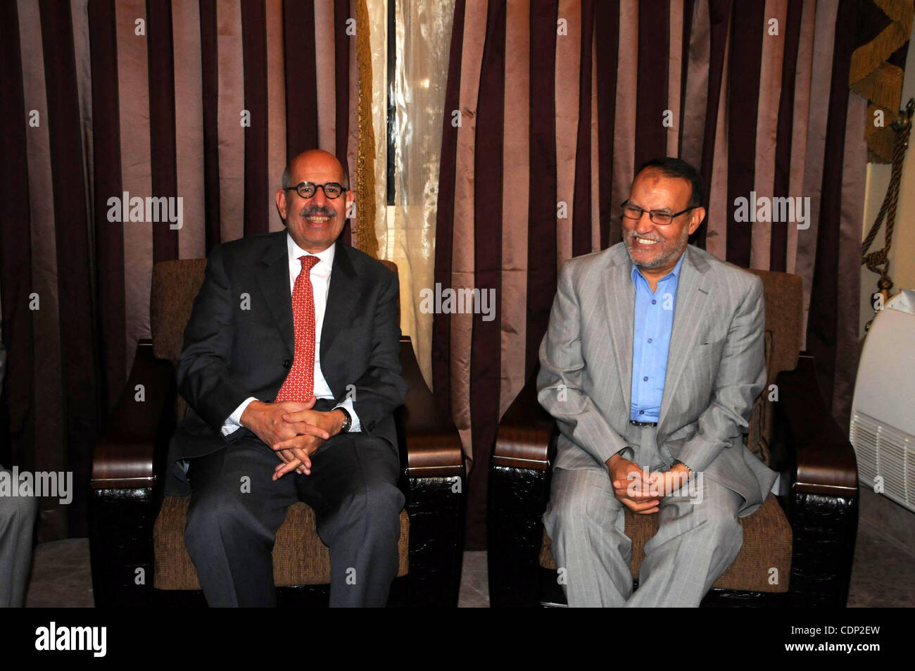 Mohamed el-Baradei meets with the Headquarters Brotherhood movement for ...