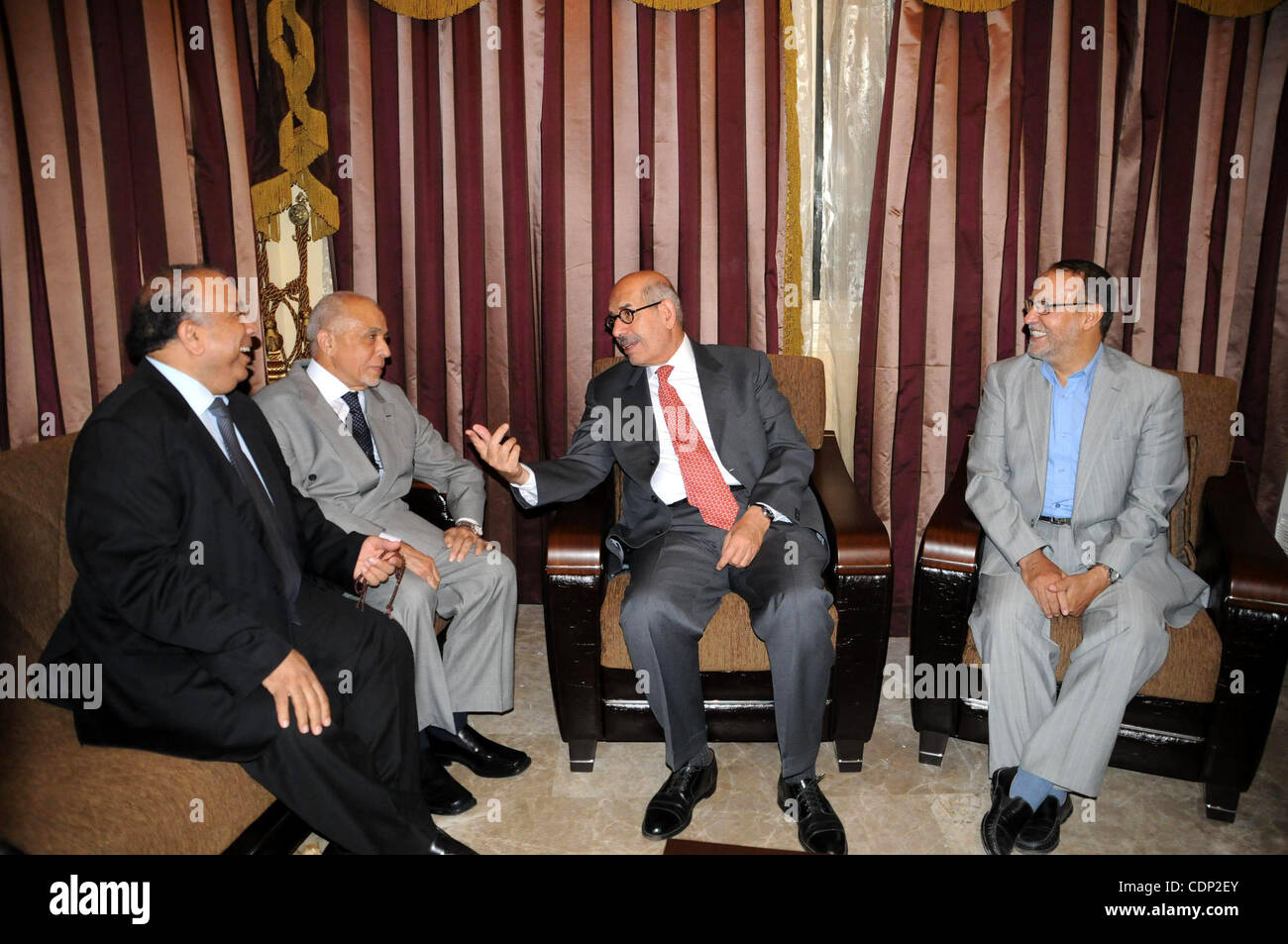 Mohamed el-Baradei meets with the Headquarters Brotherhood movement for ...