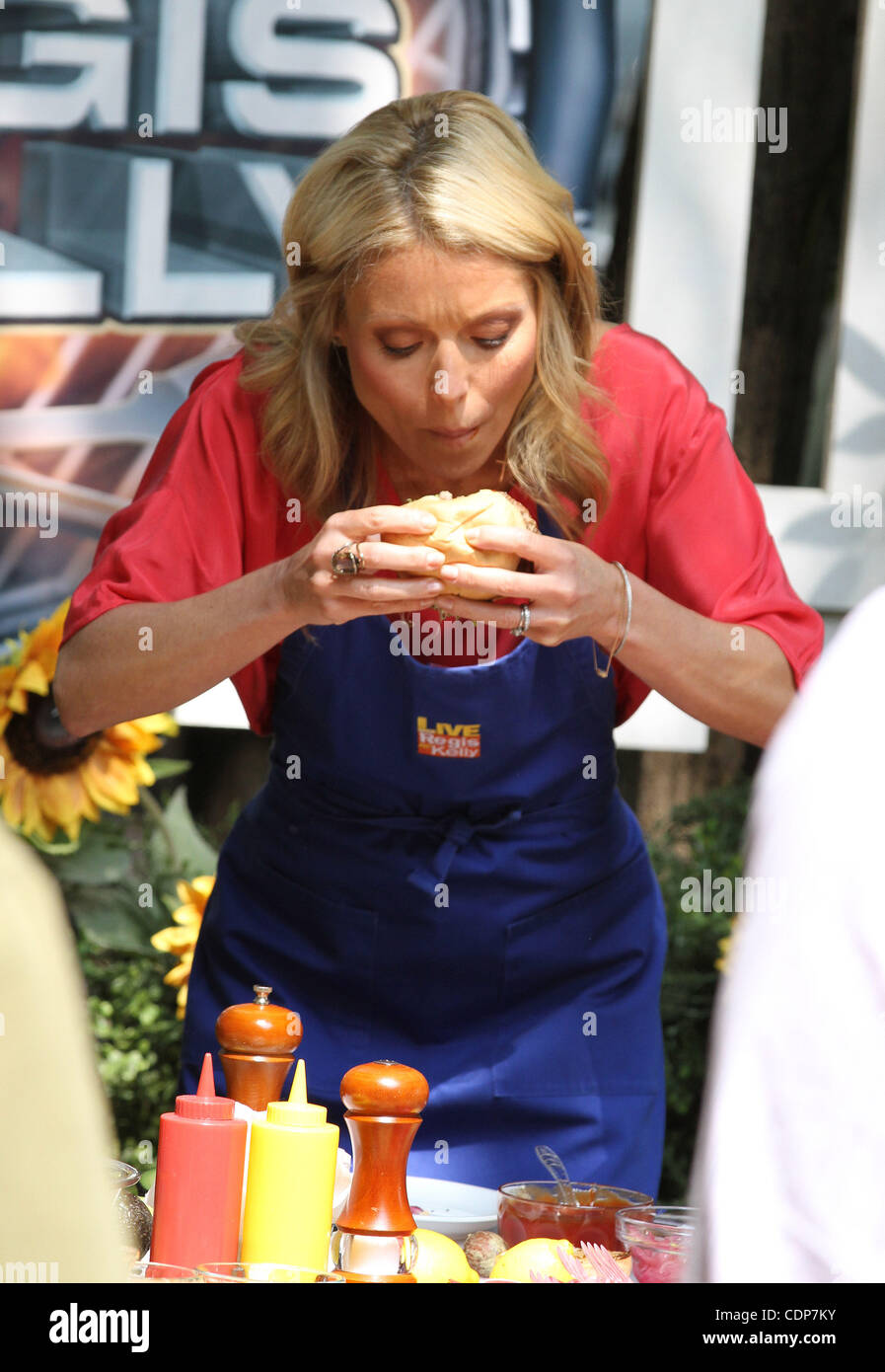 May 26, 2011 - New York, NY, U.S - Kelly Ripa eating while doing a ...