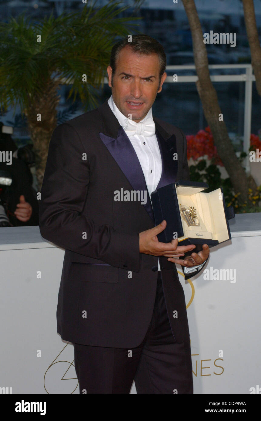 Jean Dujardin with his Award for Best Actor for the film "The Artist ...