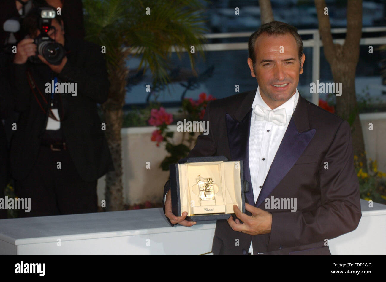 Jean Dujardin with his Award for Best Actor for the film "The Artist ...