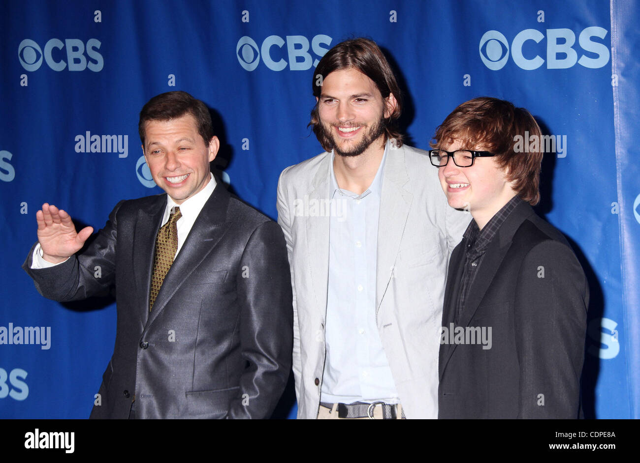 Jon cryer and angus t jones hi-res stock photography and images - Alamy