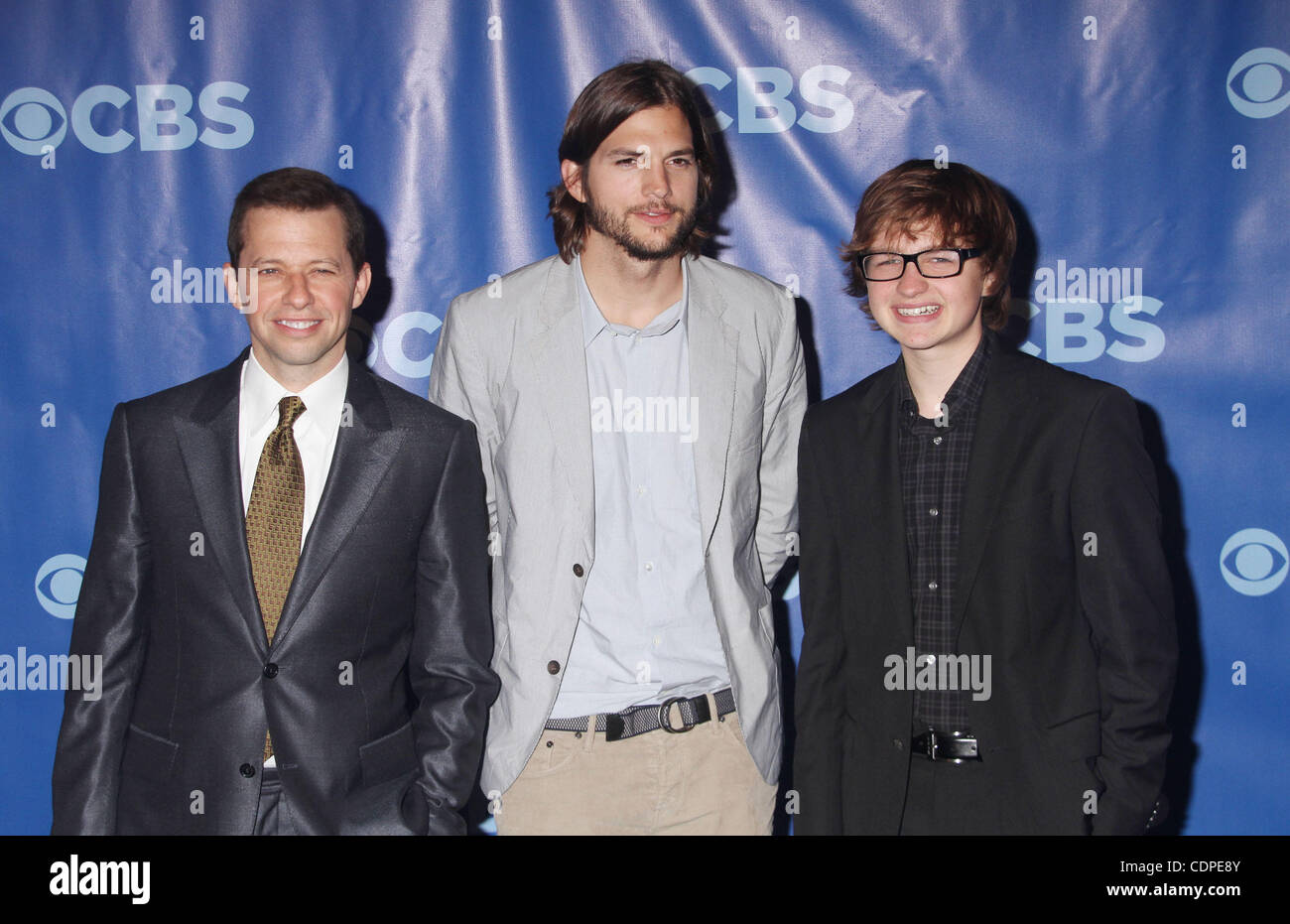Jon cryer and angus t jones hi-res stock photography and images - Alamy