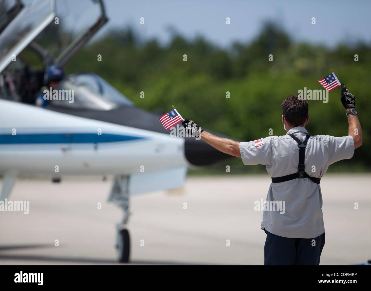 Ground crew signals hi-res stock photography and images - Alamy