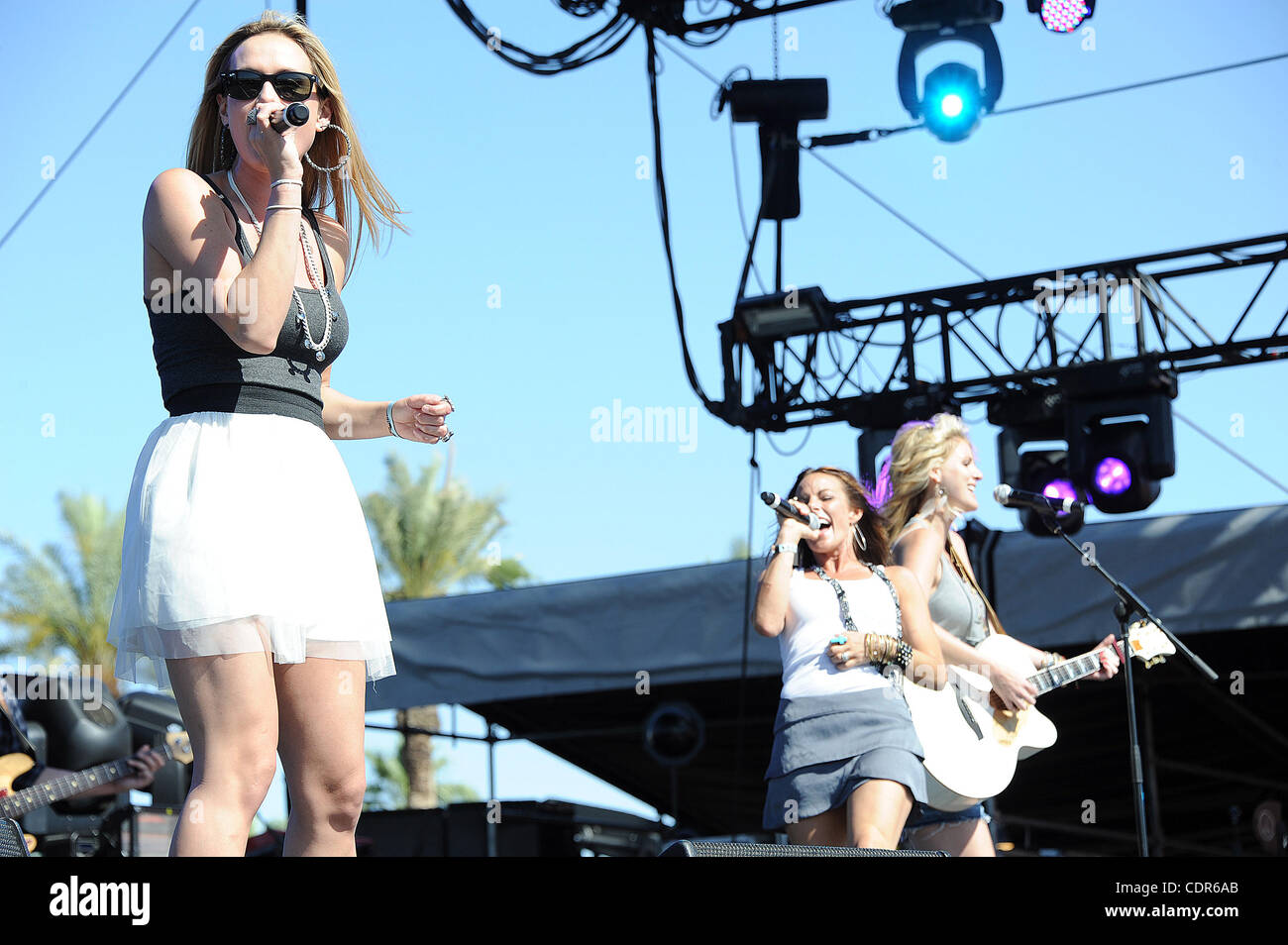 L r tayla lynn hi-res stock photography and images - Alamy